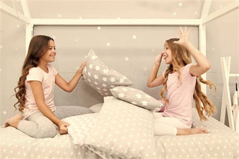 Meninas Dos Soulmates Que T M O Partido Do Sleepover Do Divertimento