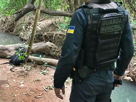 Homem é flagrado assistindo vídeo pornô e se masturbando em parque de