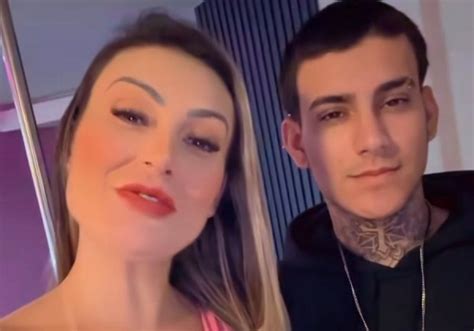 Bahia ba Andressa Urach mostra filho em bastidores de gravação de