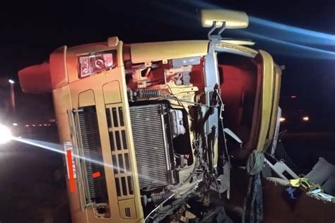 Caminhão tomba sobre a BR 376 e motorista morre