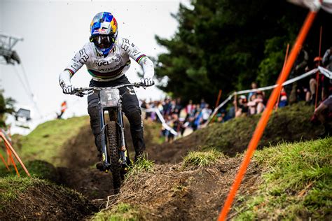 Interview 10 questions à Loïc Bruni 1001sentiers VTT Mountain