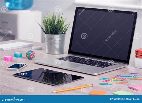 Maqueta Del Ordenador Portátil Con La Tableta Y Smartphone En El
