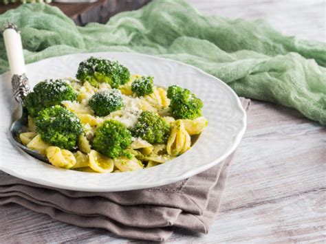 Macarrão brócolis e molho branco em 15 minutos prato fácil