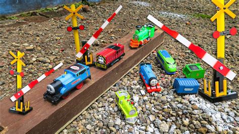 Drama Kereta Api Tabrakan Dan Anjlok Dari Rel Menemukan Dan Merakit