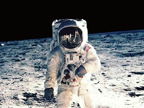 20 Juillet 1969 L Homme Pose Le Pied Sur La Lune Revue Des Deux Mondes