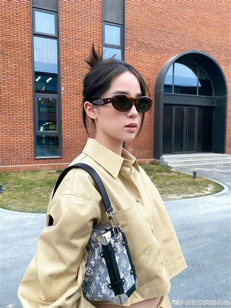 欧阳娜娜周末随拍来啦卡其色套装个性时尚戴上墨镜秒变酷girl