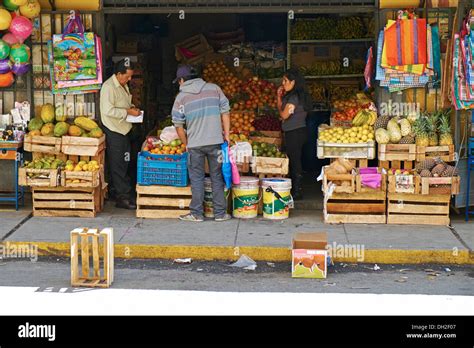 Calles De Frutas Fotograf As E Im Genes De Alta Resoluci N Alamy
