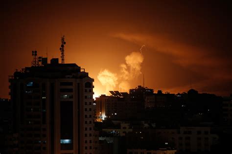 Nach Raketenbeschuss Israel Greift Ziele In Gaza Und Im Libanon An