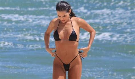 Deborah Secco dá ajeitadinha em biquíni micro em praia na véspera de