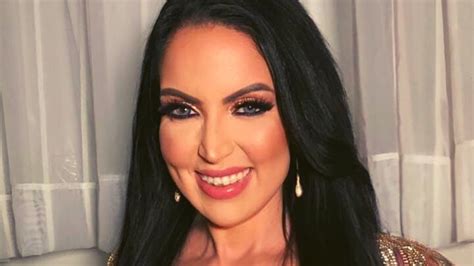 Atriz Elisa Sanches Surpreende Na Praia De Grumari Seu Estilo E