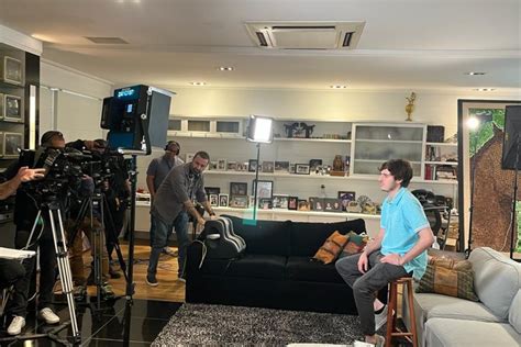 João Augusto filho de Gugu Liberato emociona em rara aparição na TV