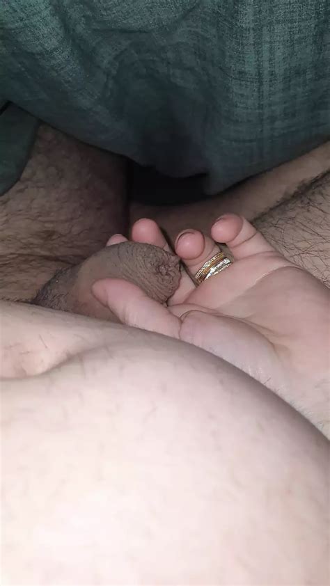 침대에서 배다른 아들의 자지를 잡고 핸잡을 해주는 새엄마 xHamster