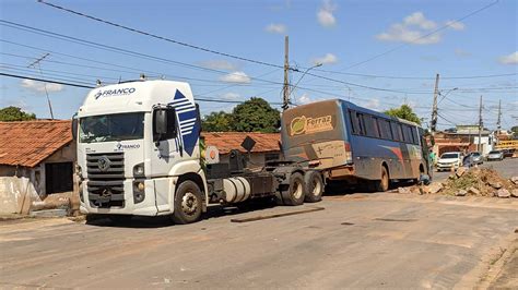 Asfalto cede e deixa ônibus e guincho presos em buraco na Tertulino