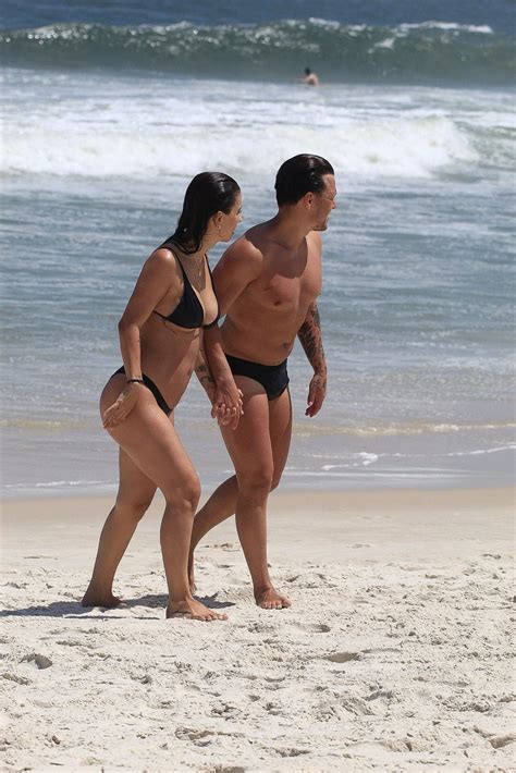 Gabi Brandt E Saulo Poncio Trocam Beijos E Carinhos Em Praia Do Rio MH