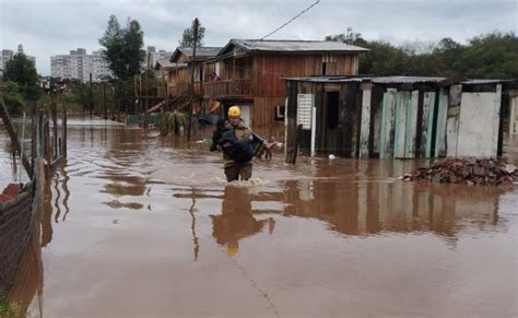 Chuva já deixa dois mortos no Rio Grande do Sul e vai continuar