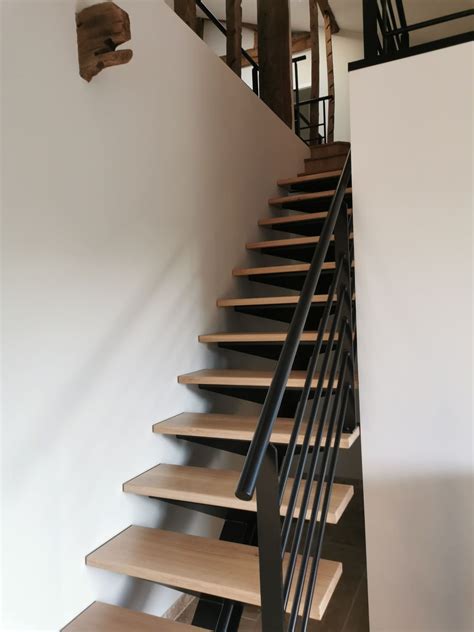Escalier Droit Avec Limon Central En Acier Lo Design