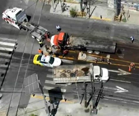 Choque de grúa provoca caos vial en Monterrey