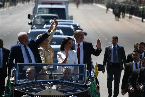 Lula é empossado e assume terceiro mandato como presidente do Brasil
