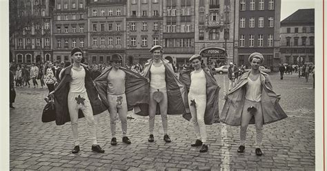 Oto jak ubierali się Polacy w trudnych latach 80 Moda stanu wojenneg