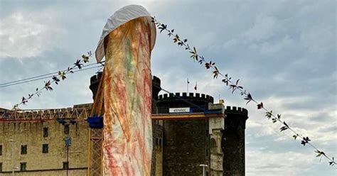 Somiglia Pi Ad Un Enorme Fallo Che Al Pulcinella Di Gaetano Pesce L