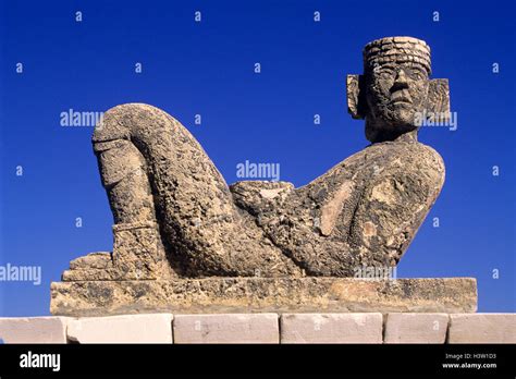 CHACMOOL estatua maya Península de Yucatán Quintana Roo México