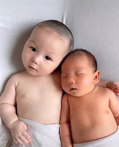 Những bức hình ảnh 2 anh em ngoài đời thật đáng yêu