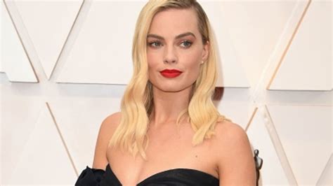 Relembre os looks mais icônicos de Margot Robbie no tapete vermelho do