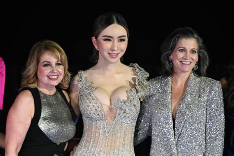 La nueva dueña de Miss Universo es tailandesa y transgénero iHeart