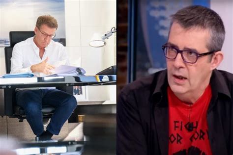 Ojiplático Máximo Pradera ve la foto de Feijóo preparando su discurso