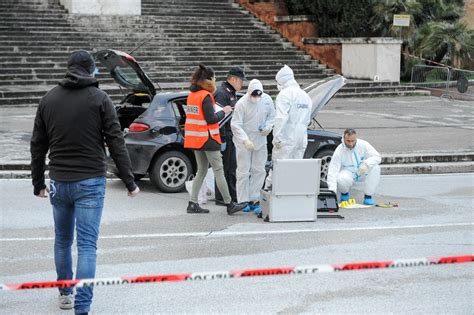 Anzio spari in strada colpi di pistola contro un uomo è grave