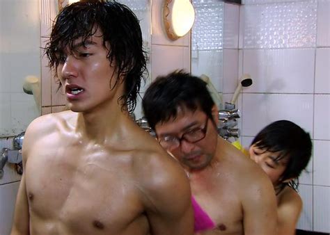 KEINDAHAN TUBUH KETAT PRIA TELANJANG Sexy Wet Body Shirtless Korean