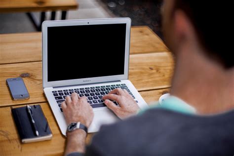 Banco de imagens computador portátil Macbook escrevendo trabalhos