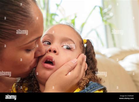Figlia Che Bacia Madre Immagini E Fotografie Stock Ad Alta Risoluzione