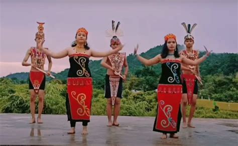 Mengenal Suku Dayak Di Kalimantan Paradeshi
