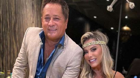 Esposa de Leonardo abre as portas de mansão de luxo do casal em Goiânia