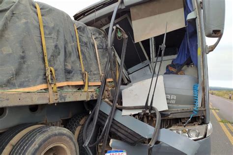 Tragédia na BR 222 Colisão entre ônibus e carreta deixa um morto