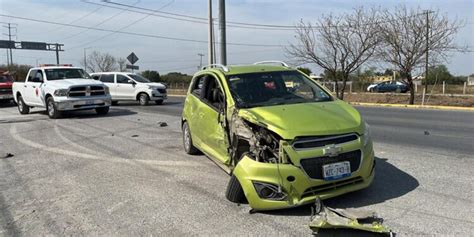 Se Lesionan Tres En Choque Con Volcadura