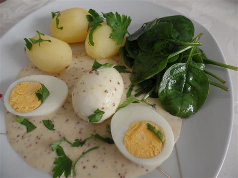 Eier in Senfsoße an Blattspinat mit Salzkartoffeln Rezept kochbar de
