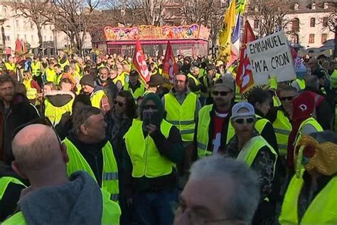 Acte Des Gilets Jaunes Personnes Parfois D Guis Es