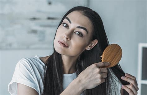 Alopecia androgenética en mujeres qué es causas y tratamientos