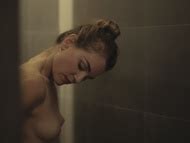 Laura Gordon Nua Em Embedded