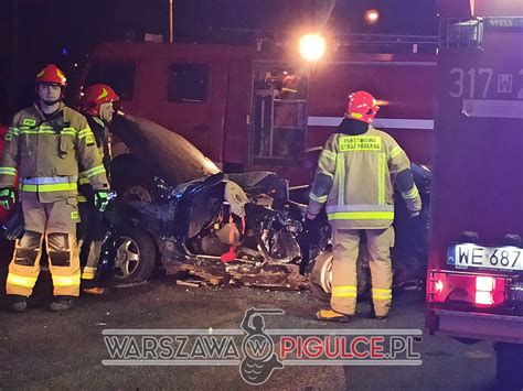 Śmiertelny wypadek w Warszawie Ciężarówka uderzyła w samochód osobowy