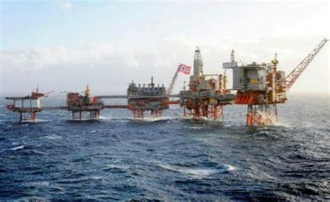 Zawstydzona Grupa Norweskich Platform Wiertniczych Czeka Pokornie U