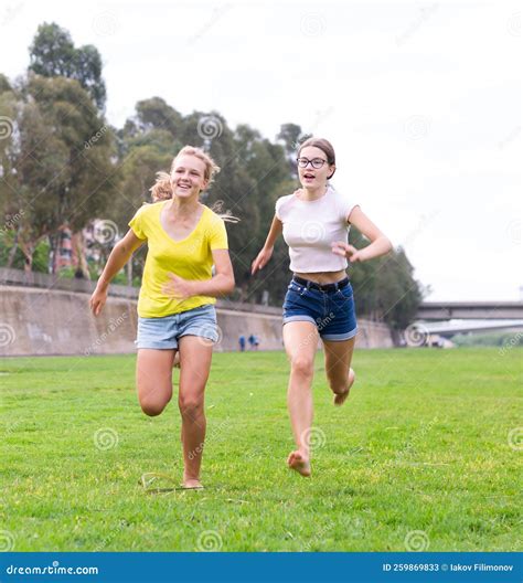Rires Petites Amies Font Du Jogging Ensemble Dans Le Parc Et S Amusent
