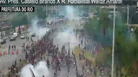 Polícia usa bombas de gás para dispersar torcedores do Fla no Maracanã