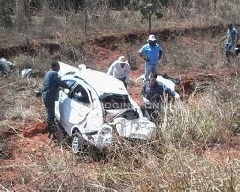 Motorista perde o controle em curva na MGC 462 capota veículo e cai em