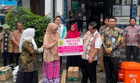 Ibnu Sina Serahkan Bantuan Program Kelurahan Mata Banua Online