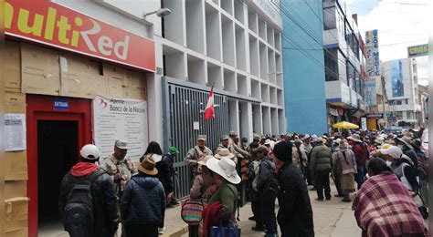Puno reportan desabastecimiento de dinero en el Banco de la Nación en