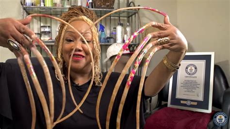 Mujer gana récord Guinnes por tener las uñas más largas del mundo