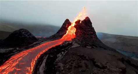 CRONACA Islanda il vulcano Fagradalsfjall dà spettacolo Eruzione nel